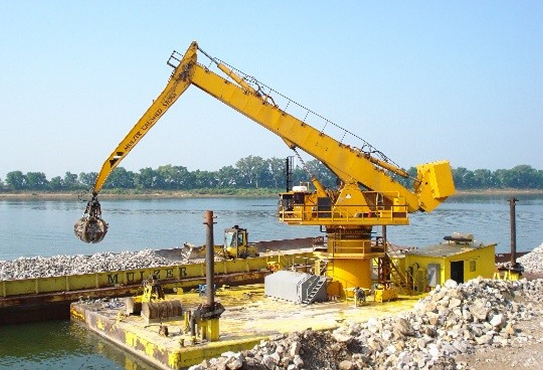 Balanced crane for Handling on barge - Seram - port handling